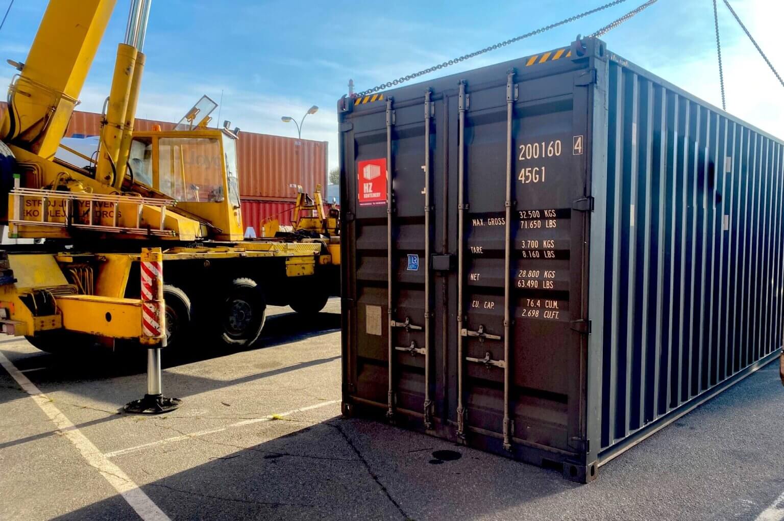 Descarga de un contenedor marítimo de un camión - HZ CONTAINERS.com ...
