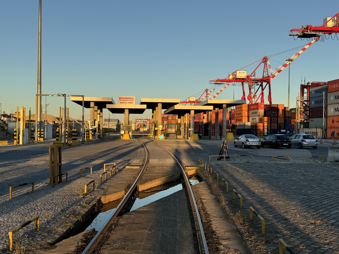 Transportation of shipping containers by train - HZ CONTAINERS.com