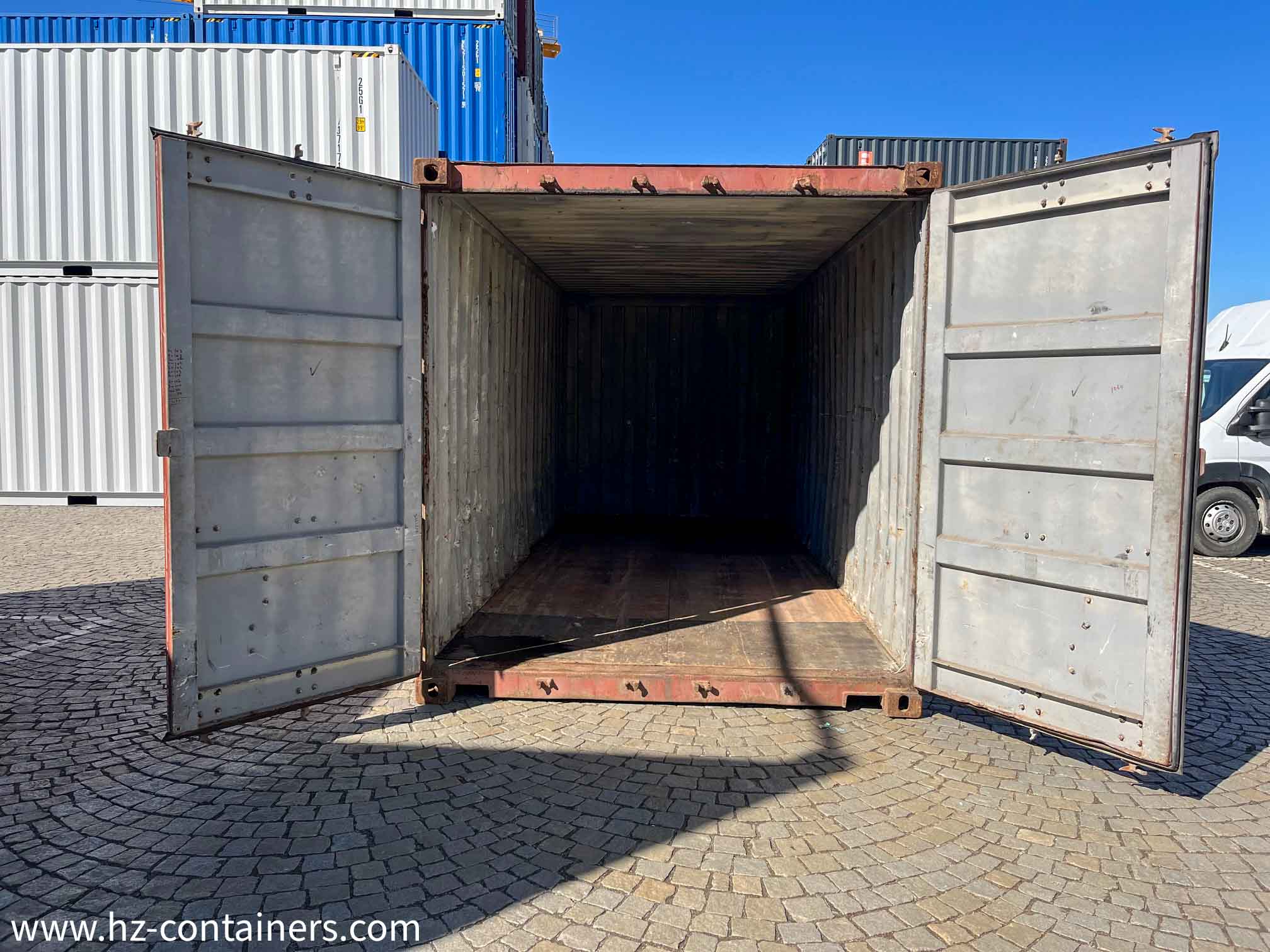 6 m long disused shipping container Jeseník, HZKU 324 441-7 - HZ ...