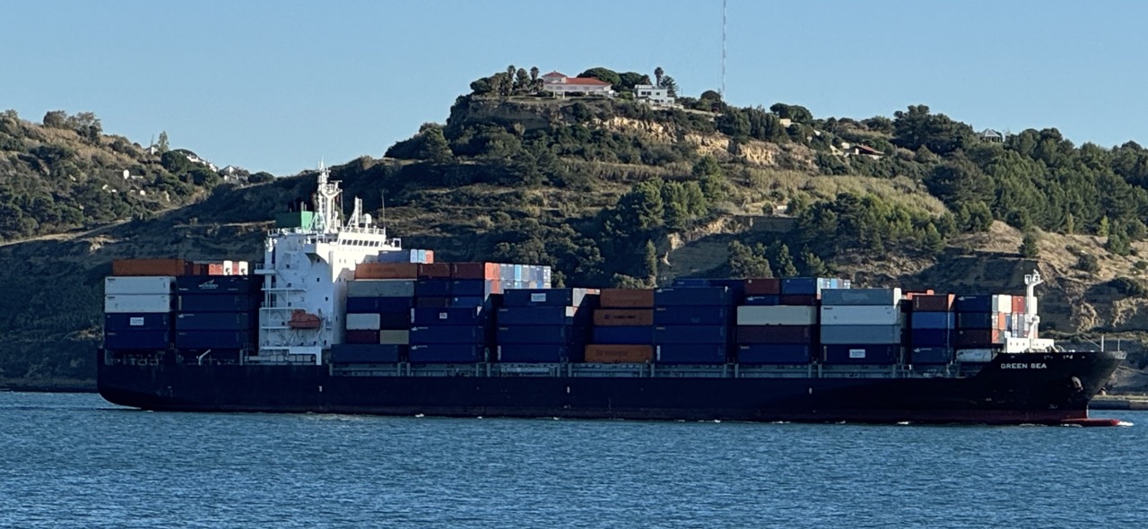 How Many Shipping Containers Are in Motion Around the World Every Day ...